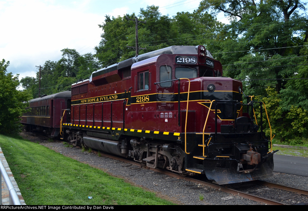 NH&I GP30 2198 sits just north of the station